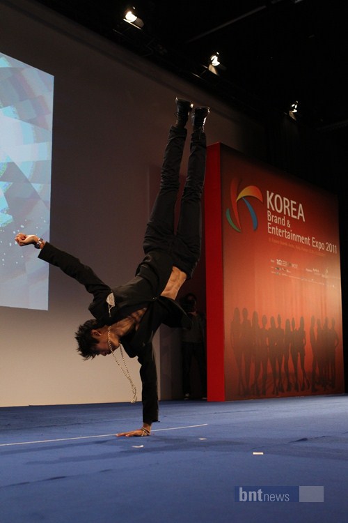 [포토] 'KBEE 2011' 오디션 참가자, 남성미 넘치는 초콜렛 복근 | bnt뉴스