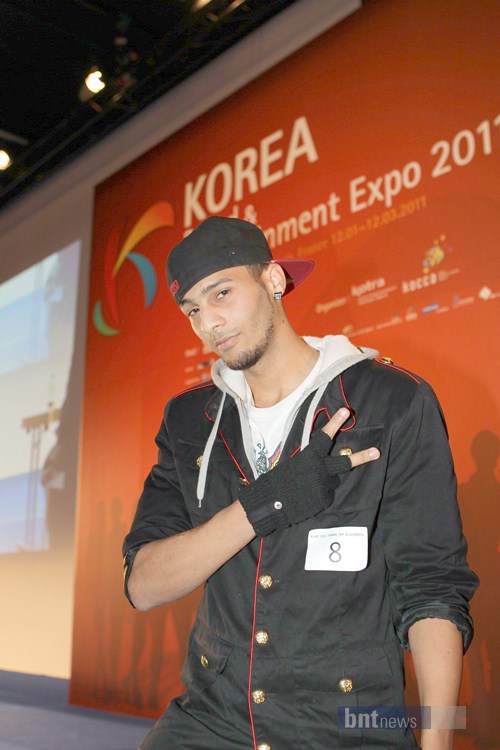 [포토] 'KBEE 2011' JYP 오디션 참가자 "한류스타가 꿈이예요!' | bnt뉴스