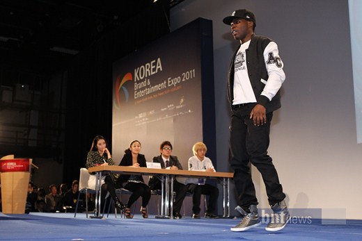 [포토] 'KBEE 2011' JYP 오디션 참가자, '이제 시작해 볼까?' | bnt뉴스