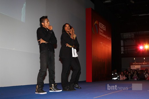 [포토] 'KBEE 2011' 혼성그룹 참가자, 시건방춤은 표정이 포인트! | bnt뉴스