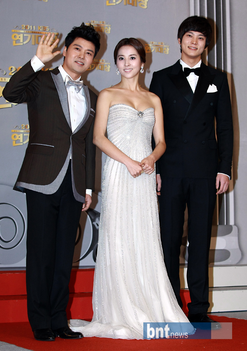 [포토] 'KBS 연기대상' 전현무-한혜진-주원 '오늘의 빛나는 MC에요~' | bnt뉴스