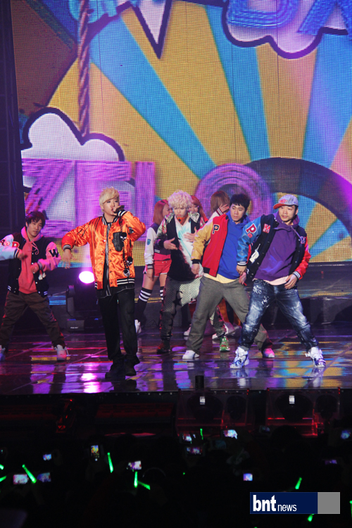[포토] B.A.P 귀여운 막내 젤로의 깨물어주고 싶은 무대 | bnt뉴스