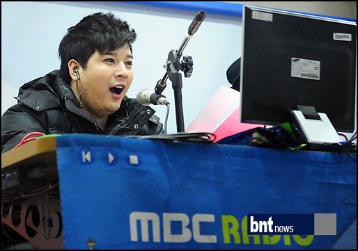 [포토] 신동-황제성 '새해는 라디오와 함께' | bnt뉴스