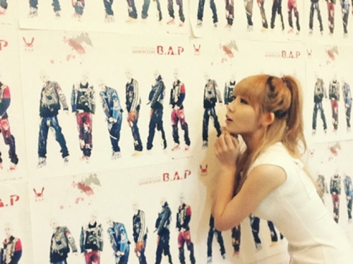 징거, B.A.P와 함께 인증샷 ‘바짝 붙어 뭐하나?’ | bnt뉴스