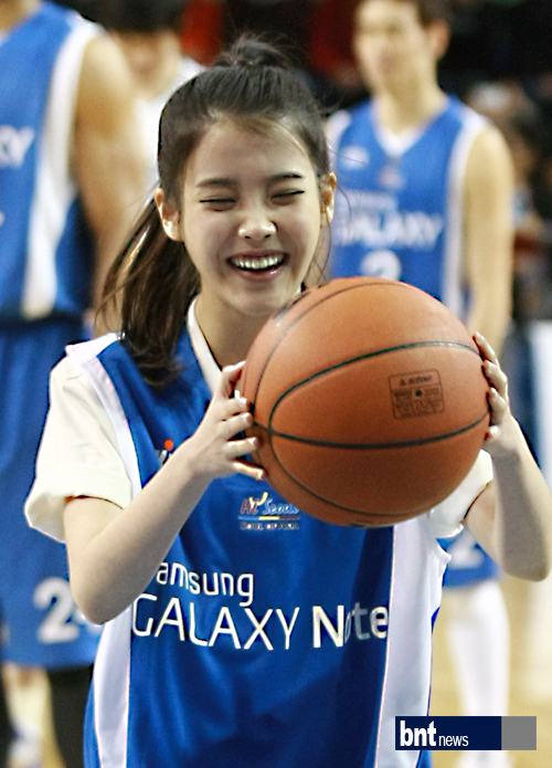 [포토] '농구 시투' 아이유 '골대가 너무 높아요~' | bnt뉴스