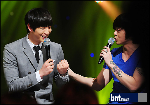 [포토] 2AM 정진운 '저 힘 좀 씁니다~' | bnt뉴스