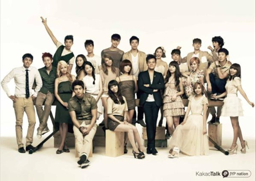 JYP, 단체사진 공개…이렇게나 많아? ‘누구누구 있나’ | bnt뉴스