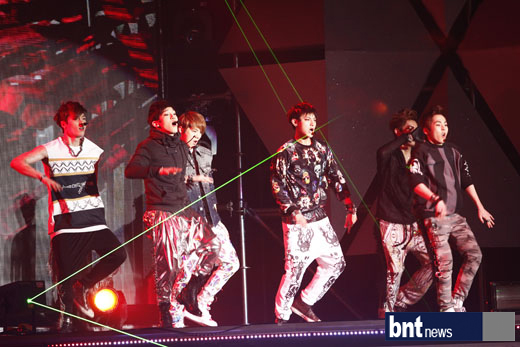 [포토] SM신인그룹 EXO '열정적인 첫무대' | bnt뉴스