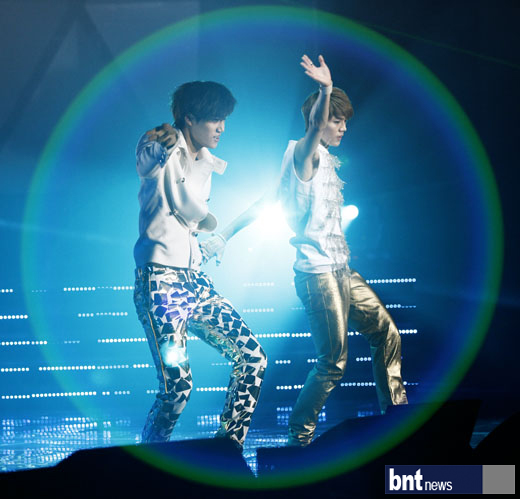 [포토] SM신인그룹 EXO 카이-루한 '자채발광, 빛이나네' | bnt뉴스