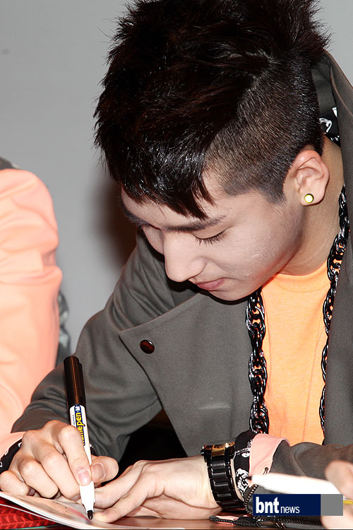 [포토] B1A4 바로, 정성스레 사인 중인 그 남자 | bnt뉴스