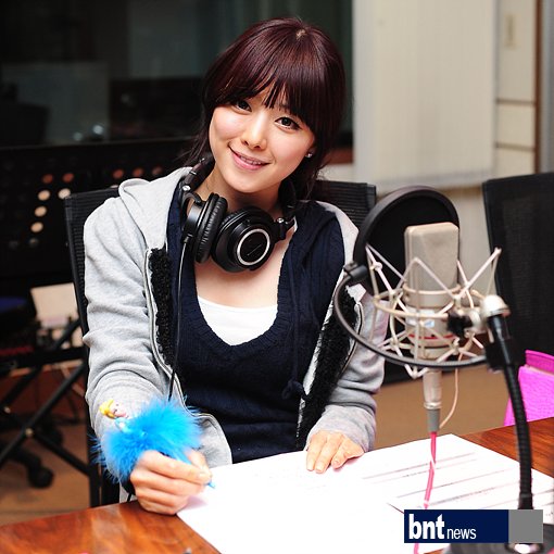 [bnt포토] 홍수아 '세상에서 가장 예쁜 라디오 DJ' | bnt뉴스