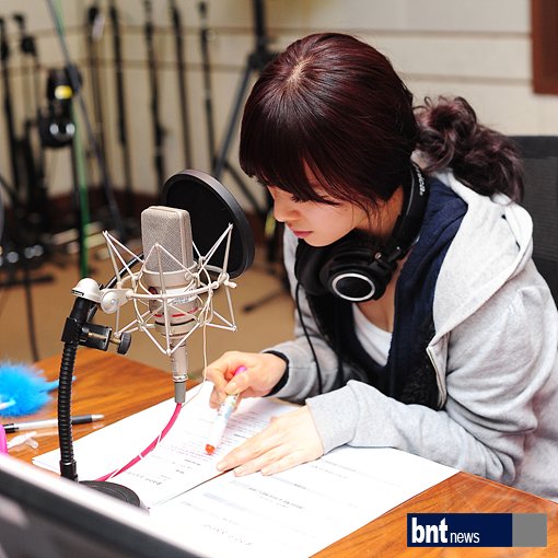 [bnt포토] 홍수아 'DJ 데뷔, 철저한 대본 연습은 기본!' | bnt뉴스