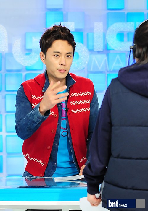 [bnt포토] '뮤직매거진' PD와 대화 나누는 이기찬 | bnt뉴스