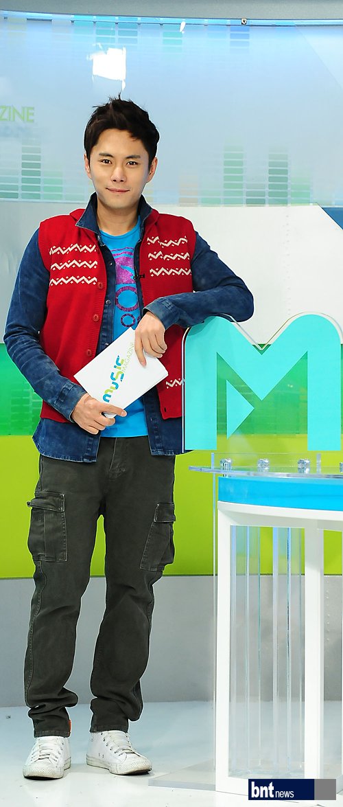 [bnt포토] '뮤직매거진' PD와 대화 나누는 이기찬 | bnt뉴스