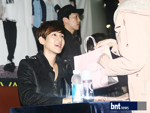 [bnt포토] 'EXO-K' 백현, 정말 저 주시는 거예요? | bnt뉴스