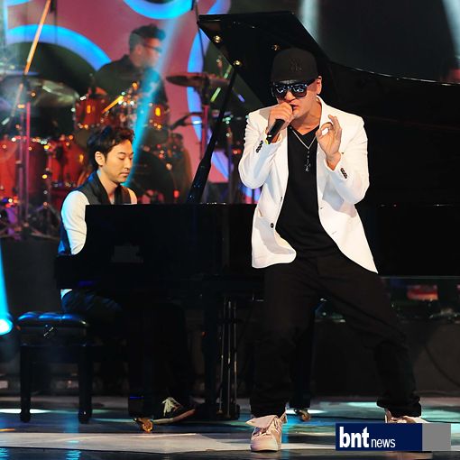 [bnt포토] 이루마 피아노 연주에, MC스나이퍼의 노래 | bnt뉴스