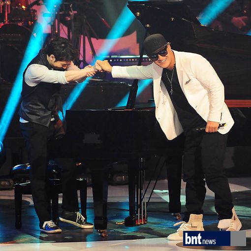 [bnt포토] 이루마-MC스나이퍼, 어울리지 않지만 맞잡은 두 손 | bnt뉴스