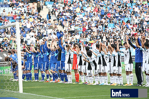 [bnt포토] FC MEN - 매탄중 오픈경기 마치고 '다같이 만세' | bnt뉴스