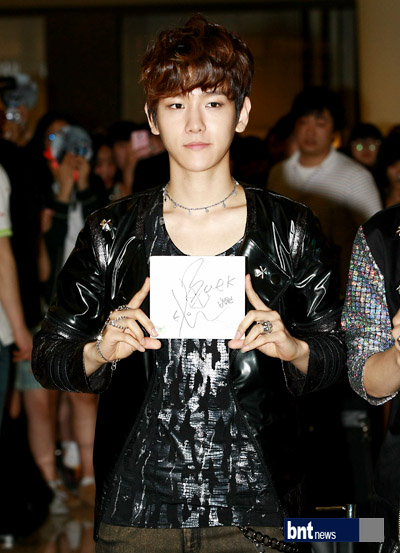 [bnt포토] EXO-K 백현 '제 사인 귀엽죠?' | bnt뉴스
