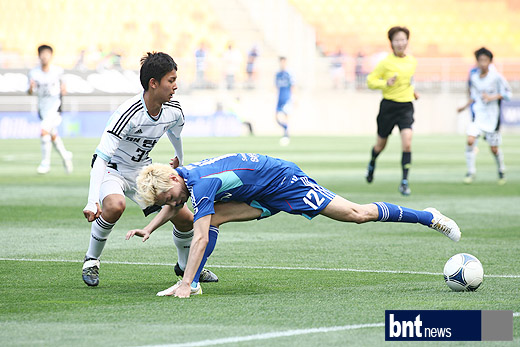 [bnt포토] FC MEN 김준수, 볼을 향한 집념 | bnt뉴스