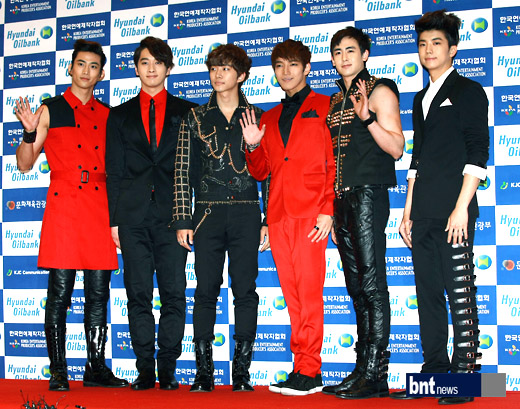 [bnt포토] 2PM, 강렬한 레드&블랙 카리스마 작렬 | bnt뉴스