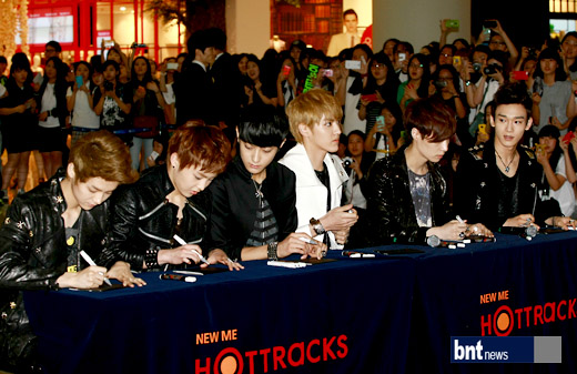 [bnt포토] EXO-M '사인은 정성껏 하는거야~' | bnt뉴스