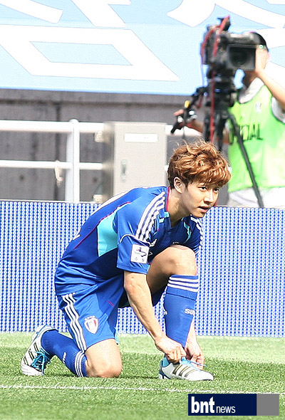 [bnt포토] 'FC MEN' 이기광, 운동화끈 질끈 묶고~ | bnt뉴스