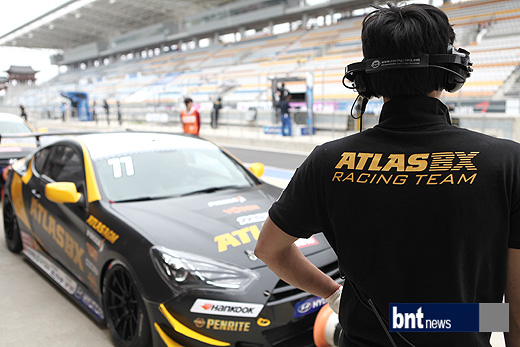 [bnt포토] '2012 KSF' 경기 결과를 기다리고 있는 아트라스BX 팀 | bnt뉴스