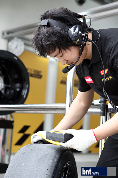 [bnt포토] '2012 KSF' 훈남 메케닉의 꼼꼼한 타이어 점검 | bnt뉴스