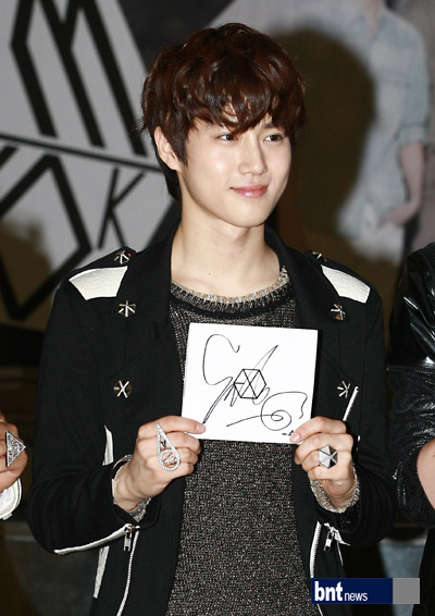 [bnt포토] EXO-K 수호, 女心 녹이는 훈훈한 꽃미소 | bnt뉴스