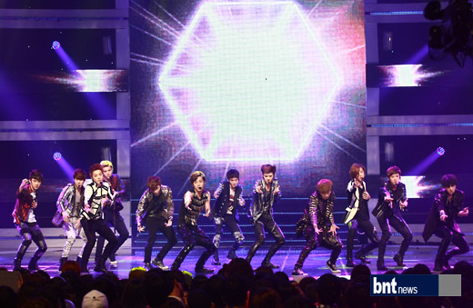 [bnt포토] EXO, 숨막히는 열정 댄스 | bnt뉴스