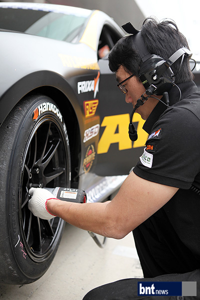 [bnt포토] '2012 KSF' 타이어 교체는 신속 정확하게~ | bnt뉴스