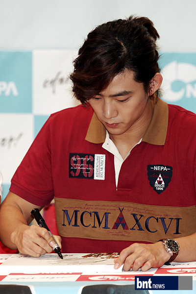 [bnt포토] 2PM 택연, 팬에게 줄 사인이니까 진지하게~ | bnt뉴스