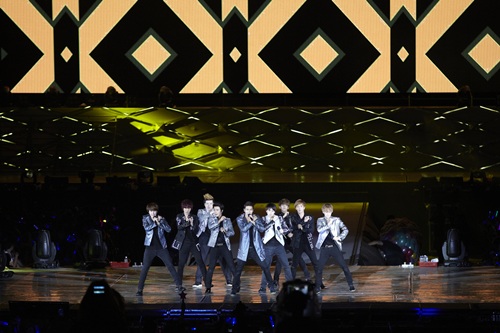 [포토] SM타운 월드투어 슈퍼주니어, 관록의 무대 '빛 발하네' | bnt뉴스