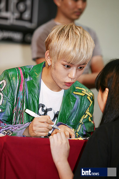 [bnt포토] B.A.P 대현, 팬들과 일일히 눈 맞추며~ | bnt뉴스