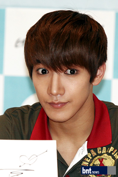 [bnt포토] 2PM 준수, 끊임 없는 플레시 세례에 '눈 땡글~' | bnt뉴스