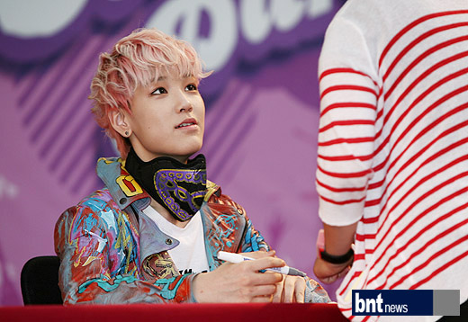 [bnt포토] B.A.P 젤로, 팬과 시선 맞추기 | bnt뉴스