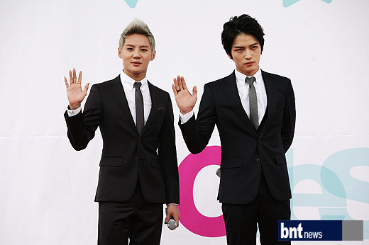 [bnt포토] '2012 JYJ 멤버쉽 위크' 준수-재중, 절도있는 손인사! | bnt뉴스