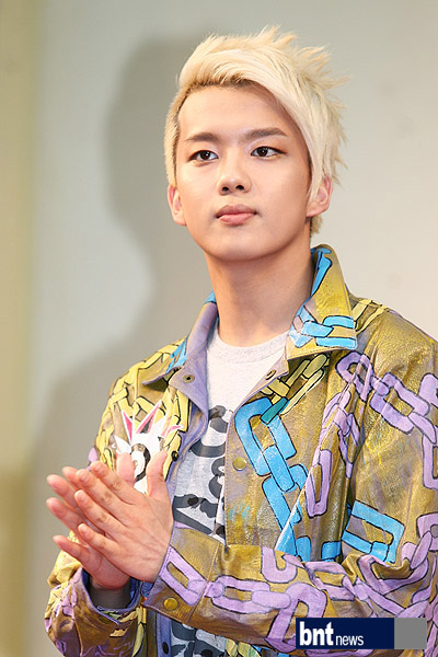 [bnt포토] B.A.P 영재, 조각미남의 기품있는 박수 | bnt뉴스