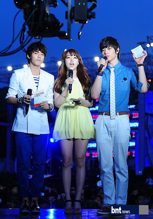 [bnt포토] 걸스데이 민아-비투비 이민혁-육성재 '더쇼 MC' | bnt뉴스