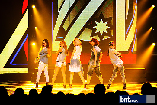 [bnt포토] GLAM, 파워풀한 안무 선보이고 여유있게 신고식 마쳐~ | bnt뉴스