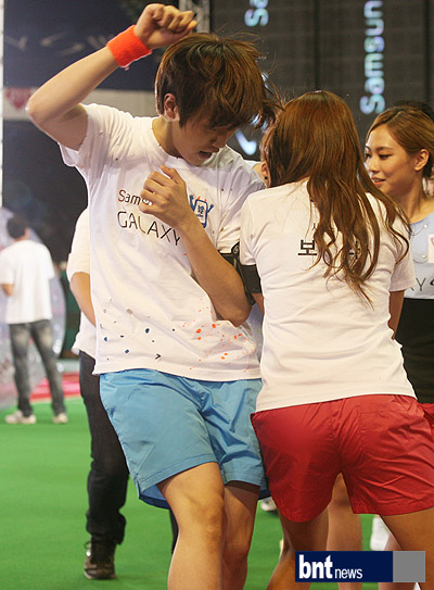 [bnt포토] B1A4 산들-씨스타 보라, 아찔한 바톤터치! | bnt뉴스