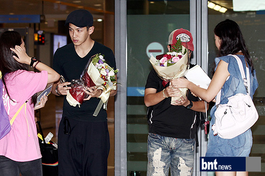 [bnt포토] 가진동-구파도 감독 입국에 공항까지 마중나온 팬들 | bnt뉴스