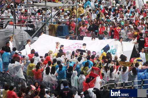 [bnt포토] SM콘서트 '화려한 퍼레이드로 출발~' | bnt뉴스