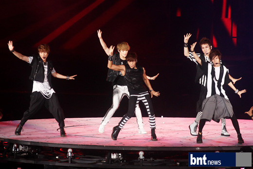 [bnt포토] 샤이니-EXO '환상적인 SM콘서트 합동무대' | bnt뉴스