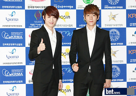 [bnt포토] EXO-K 수호-백현, 엄지 올리며~'한국 대중음악 화이팅!' | bnt뉴스