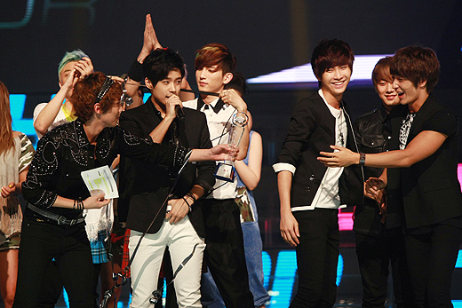 [bnt포토] FT아일랜드, 트로피 수상은 MC 홍기가 직접 '뿌듯하네!' | bnt뉴스