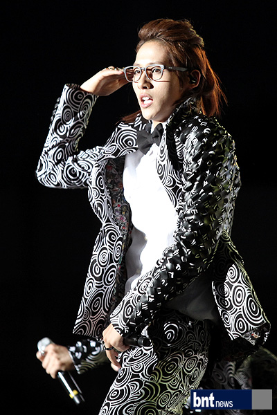 [bnt포토] B1A4 신우, 팬들을 향해 경례~ | bnt뉴스