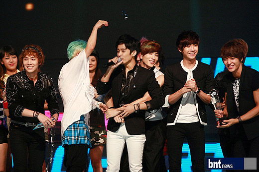 [bnt포토] FT아일랜드 엠카1위 '기쁨의 포옹' | bnt뉴스