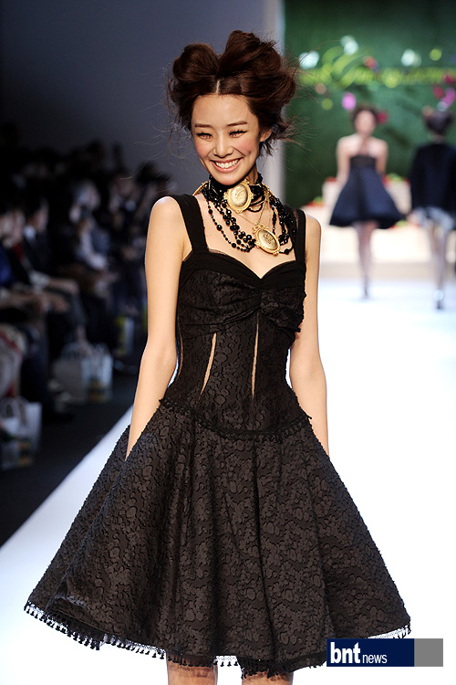 [bnt포토] 스테파니 리, 런웨이 위에서 해맑은 웃음~ | bnt뉴스